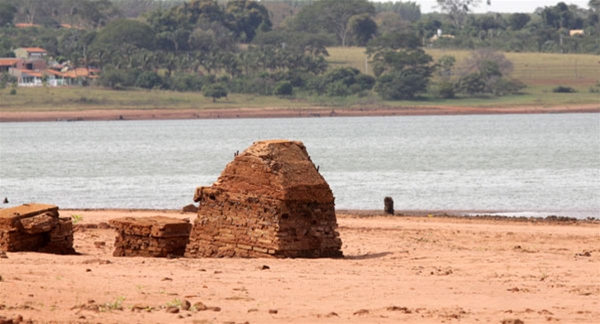 CIDADE SUBMERSA: FALTA DE CHUVA DEIXA À MOSTRA RUÍNAS DA ANTIGA ...